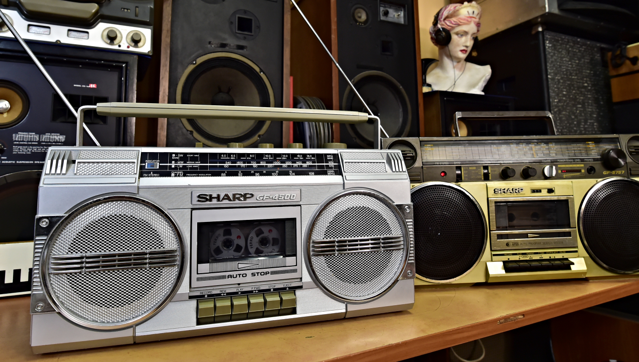SHARP GF-5757 (No. 176588) SHARP GF-4500 (No. 176589) radio cassette ...
